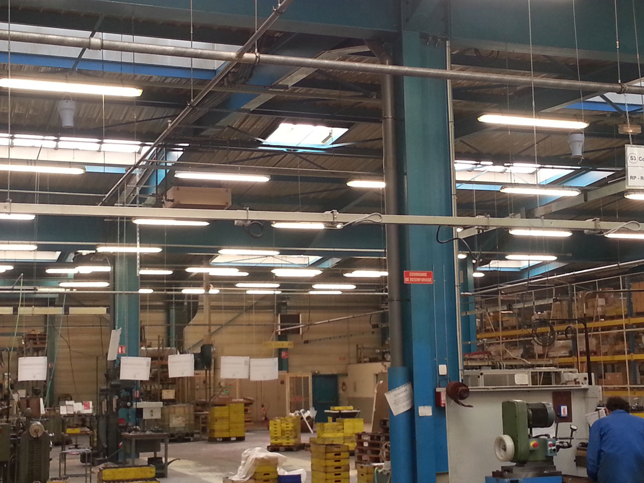 Destratification Fan System for Manufacturing Environments | Airius